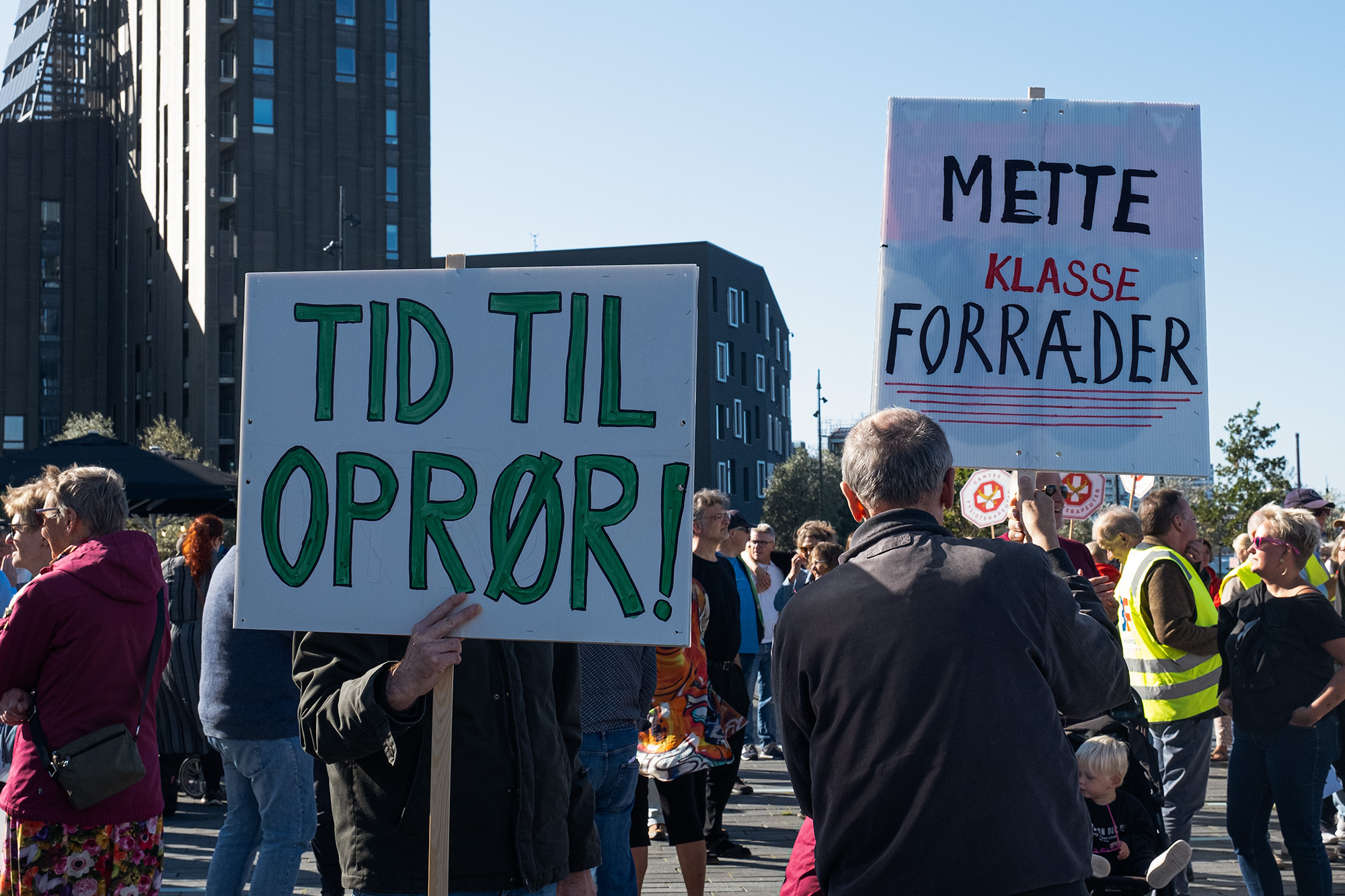 Mette, Jakob og Lars blev mødt af vrede demonstranter i Aalborg